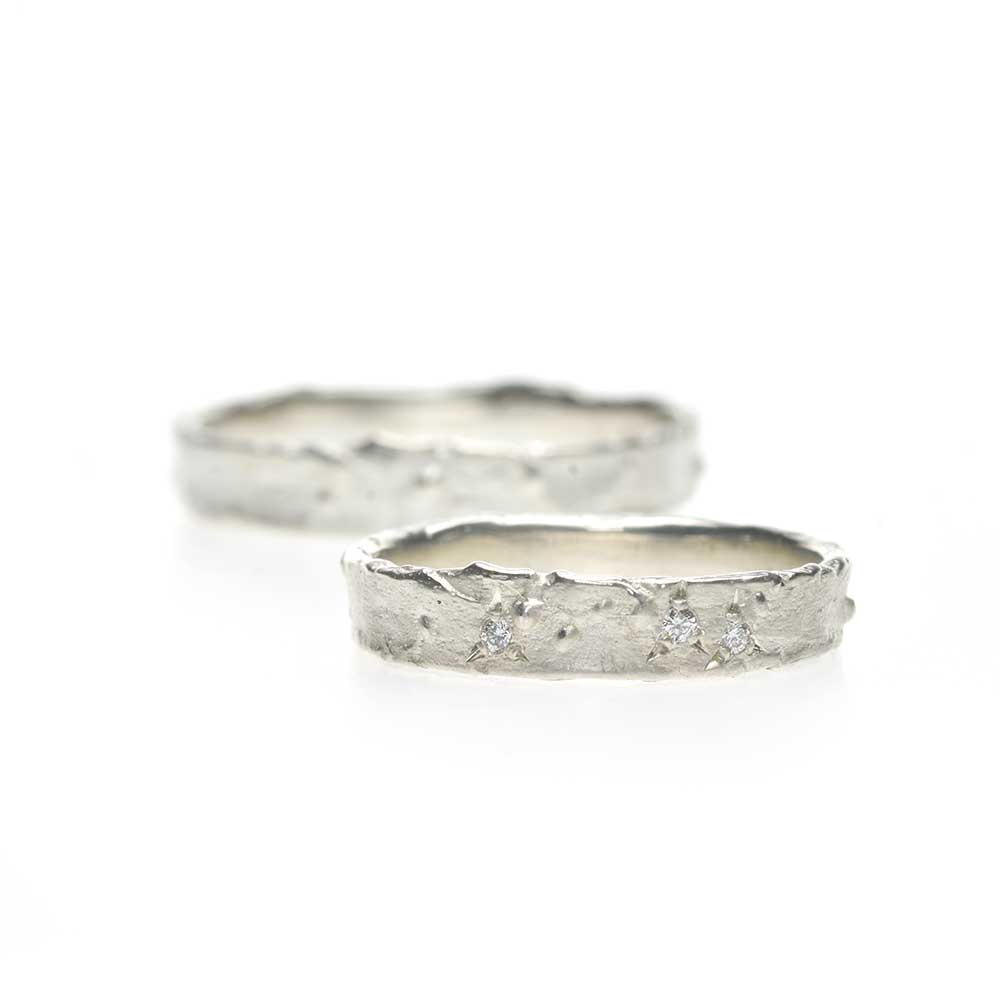 Thin wedding band with coarse texture | Wim Meeussen Goldsmith Antwerp
